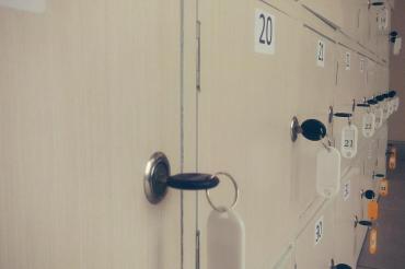 ロッカーが臭いのはなぜ?原因と消臭方法・予防対策を徹底解説 ｜ オフィスのギモン